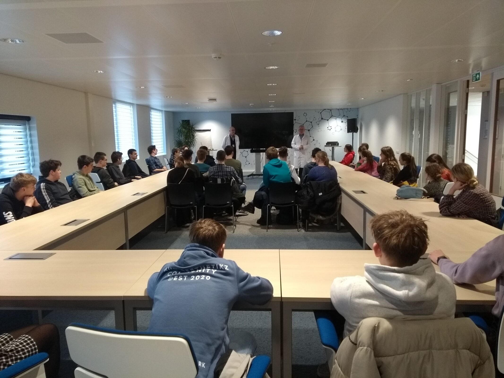 Scheikundeleerlingen op bedrijfsbezoek - Calvijn College